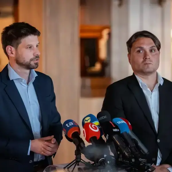 Gubík és Šimečka történelmi kézfogása: Szakértői szinten egyeztet a ...